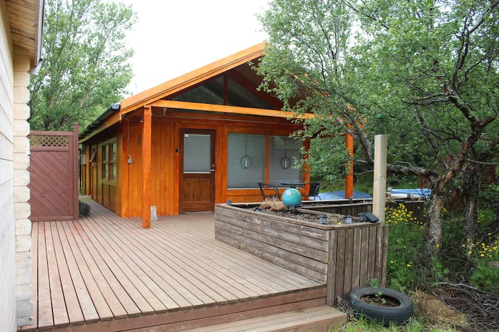 Húsafell, Relaxing And Cozy Cottage With Hot-tub - Islandia