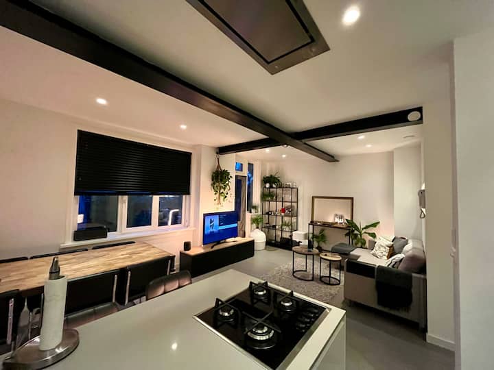 Modern 1 Bedroom Apartment With Balcony - Amsterdam