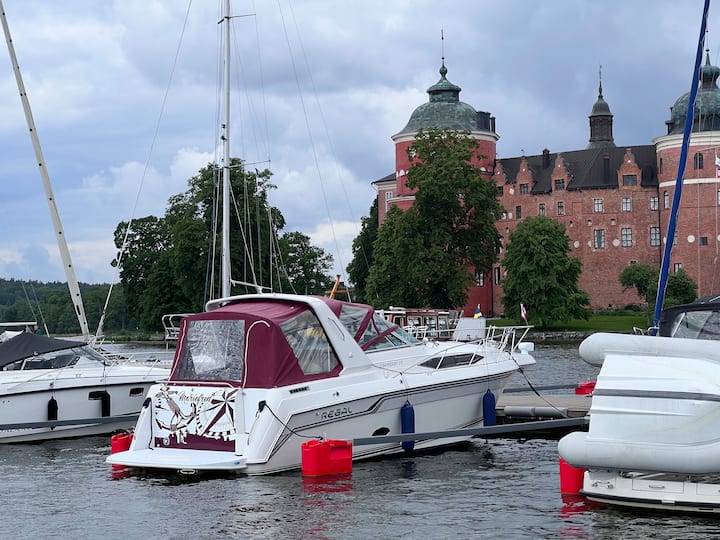 Fräsch Och Rymlig Båt Utanför Gripsholms Slott. - Nykvarn