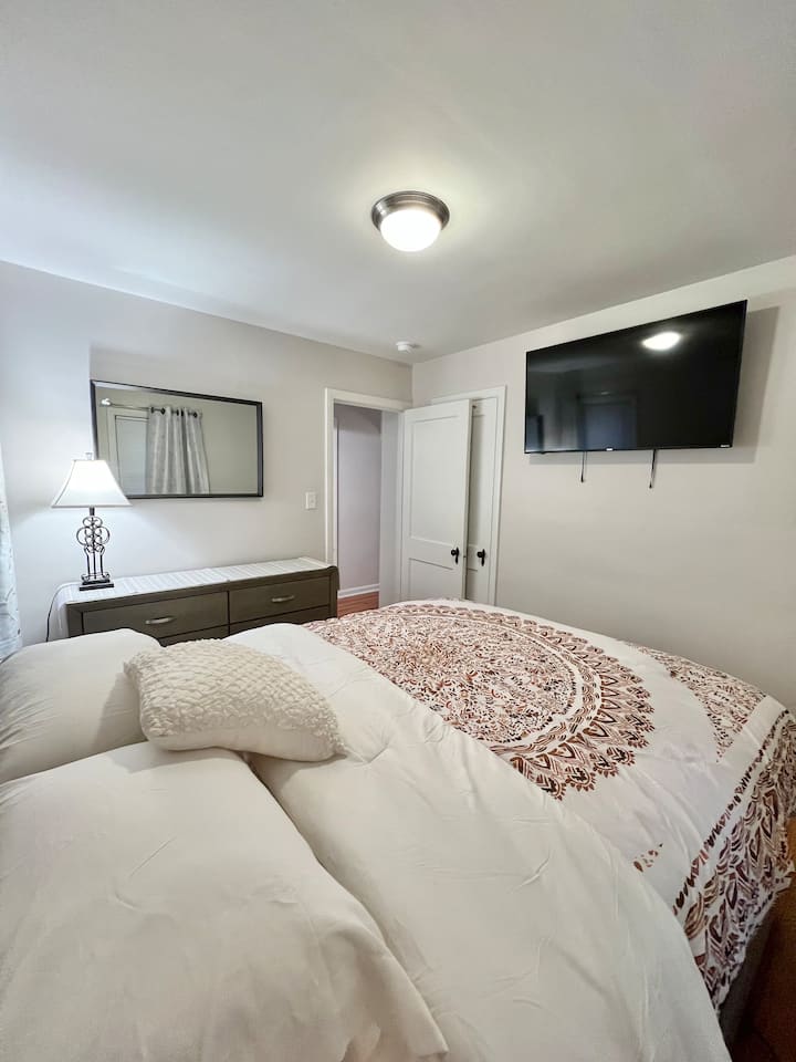 Comfy-cozy 3-bed 2-bath House Just East Of Detroit - Grosse Pointe, MI