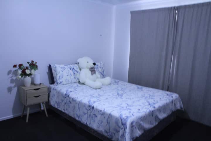 Big Bedroom With A Queens Bed - Christchurch