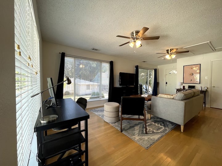 Guesthouse On Convenient West 7th Street - Fort Worth, TX