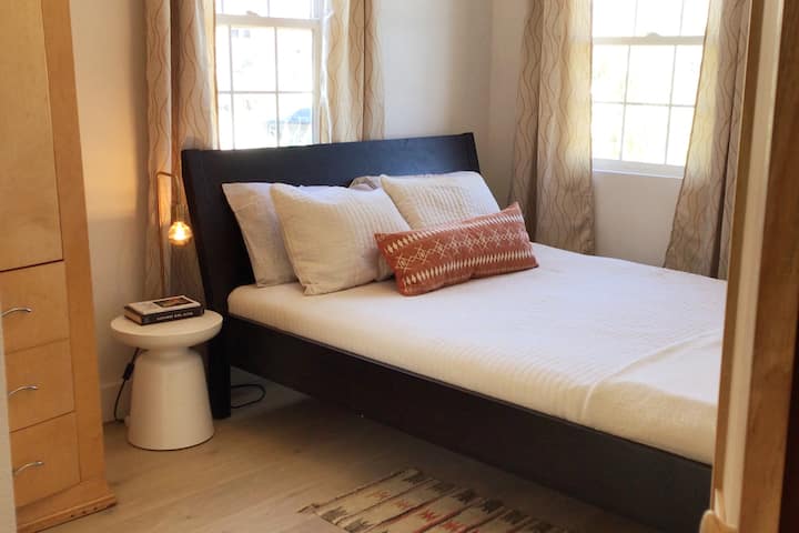 Coastal Bungalow Retreat, Prime Ventura Living! - Ventura, CA