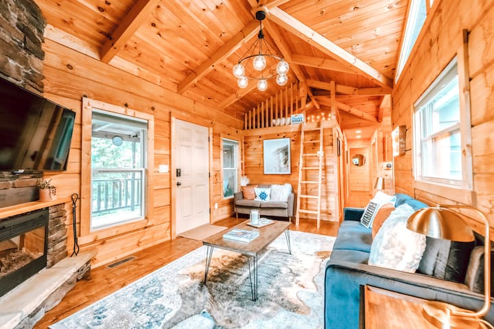 Secluded Cabin, Mountain Views, Fire Pit, Hot Tub! - Lake Lure, NC