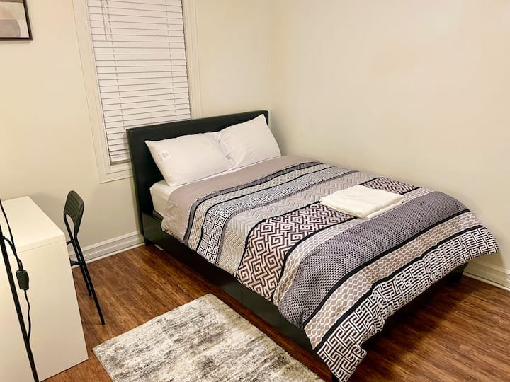 Quiet Bedroom With Double Bed - D - Hamilton
