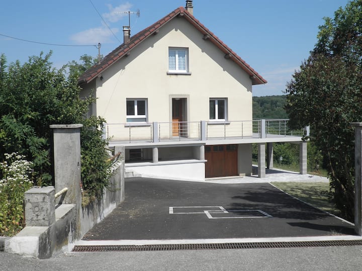Logement à L'étage Dans Maison  Calme Avec Parking - Pont-de-Roide