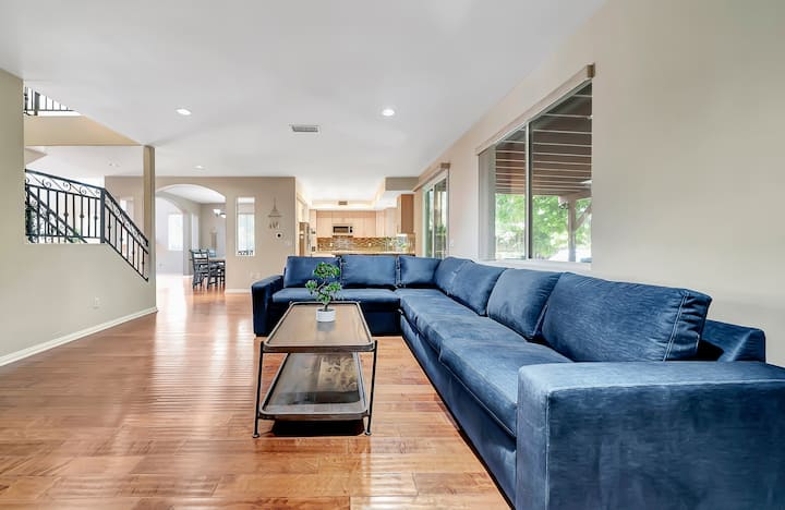 Gated King-suite Villa W Pool Table & Fireplace! - Los Angeles, CA