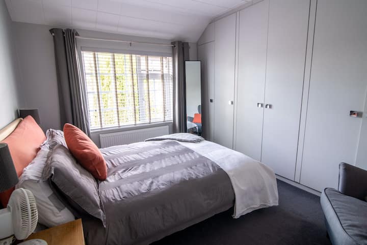 Bright Contemporary Styled Bedroom Close To City. - Dublin