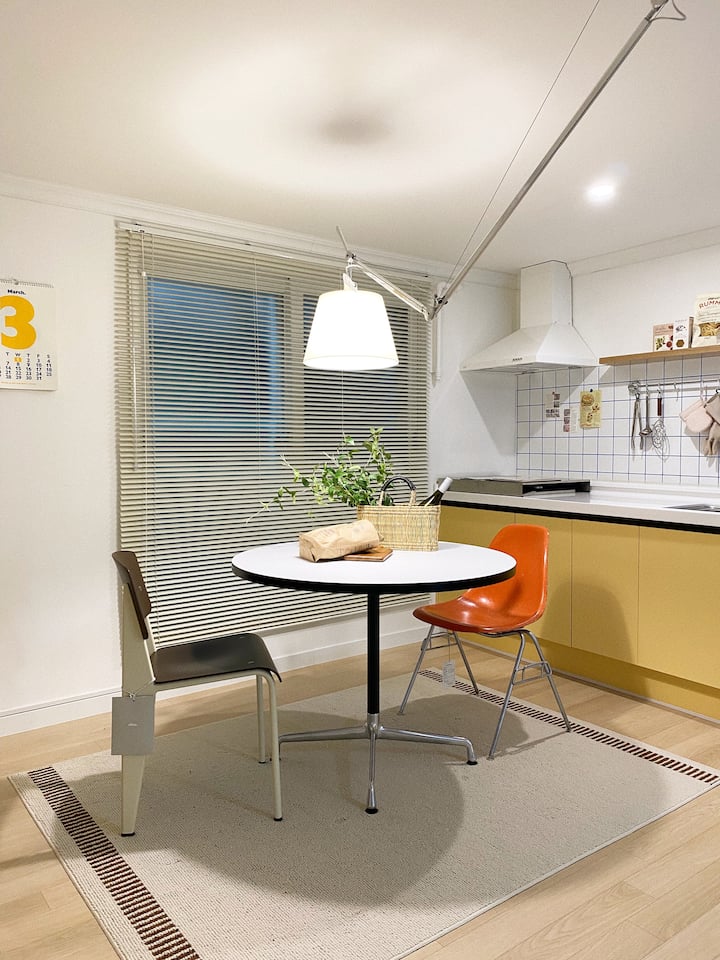 부산감성숙소, 건물 1층, 방2개+거실1개+화장실1개 [서면역 도보 3분] - Busan