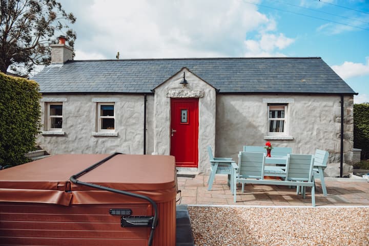 Modern One Bedroom Country  Cottage With Jacuzzi - Northern Ireland