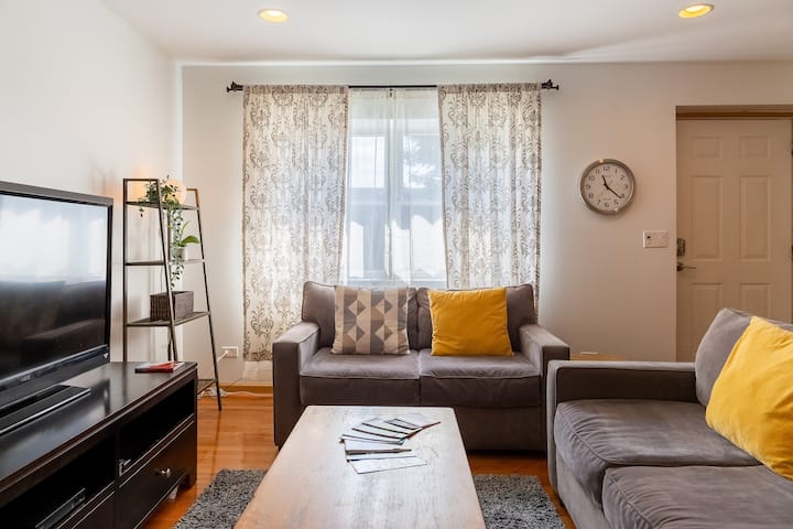 Cozy & Spacious House, Chicago’s Humboldt Park - Chicago, IL