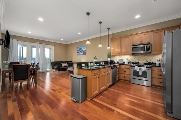 *High End Condo With Juice Bar, Gym & Coffee Shop* - Murfreesboro, TN