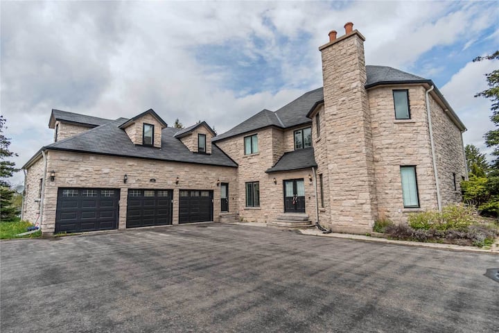 4 Bedroom With Indoor Pool, 2 Separate Kitchen - Orangeville
