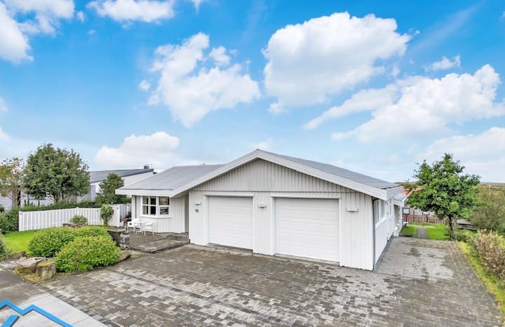 Cozy 4 Bedroom Home With A Garden - Reykjavik