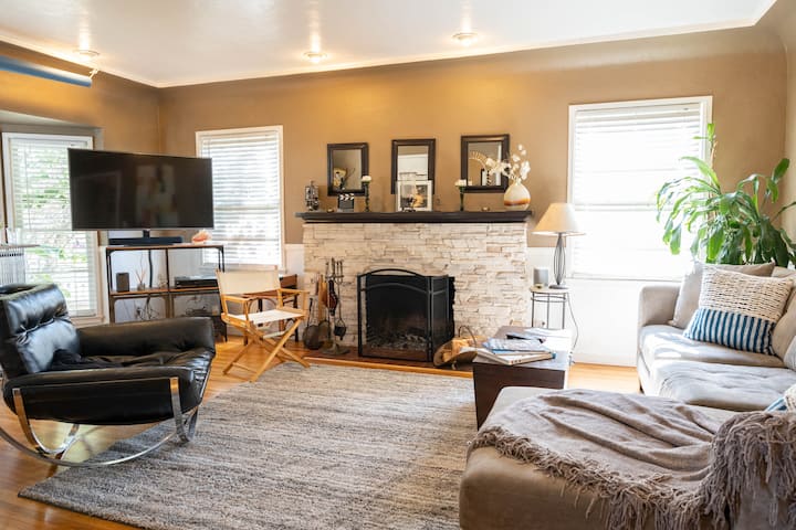 Bright Comfortable Home In Van Nuys - Los Angeles, CA
