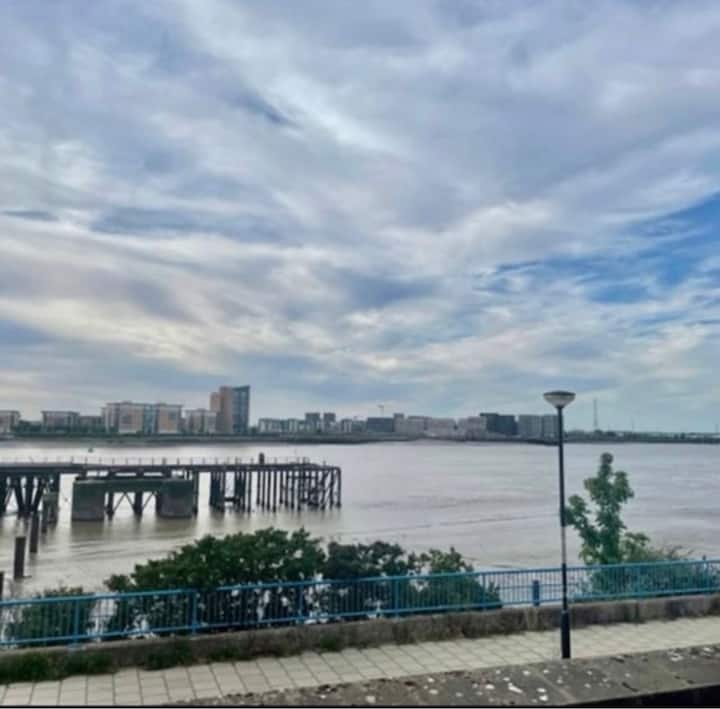 Luxurious River View Apartment - Woolwich