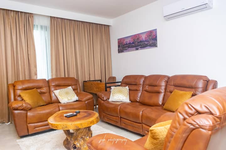 Modern 2 Bedroom Apt /W Gym Pool 24/7 Sec @Airport - Accra