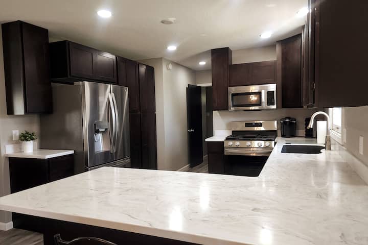 Beautiful Home, King Beds, Walk To Bbq Place! - Fort Wayne, IN
