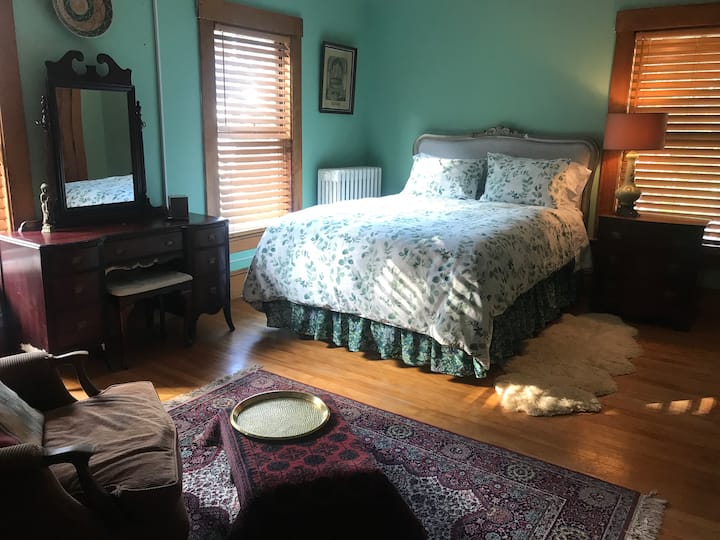3 Beds, Three Bath In Victorian Townhouse - Brattleboro, VT