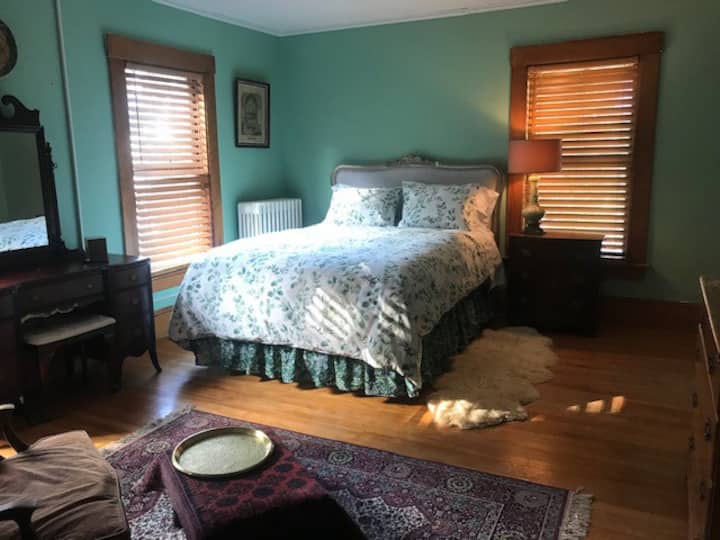 Green Room Comfort In Victorian Townhouse - Brattleboro, VT