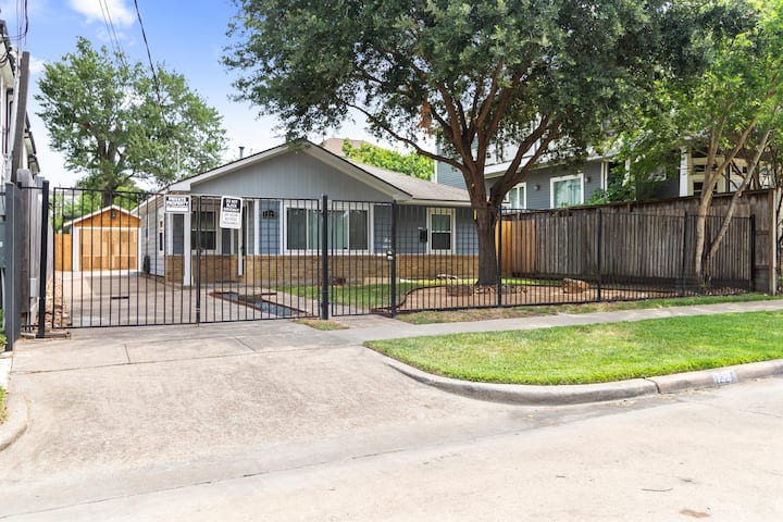 Centrally-located 2-bed Home With Big Yard - Houston, TX