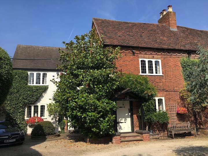 Traditional 3 Bedroom Cottage In Village Location - Drayton Manor Resort