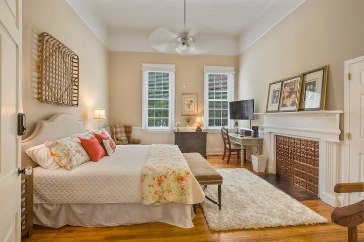 Suite 3 Large Bedroom King Bed With En Suite Bath - Clemson, SC