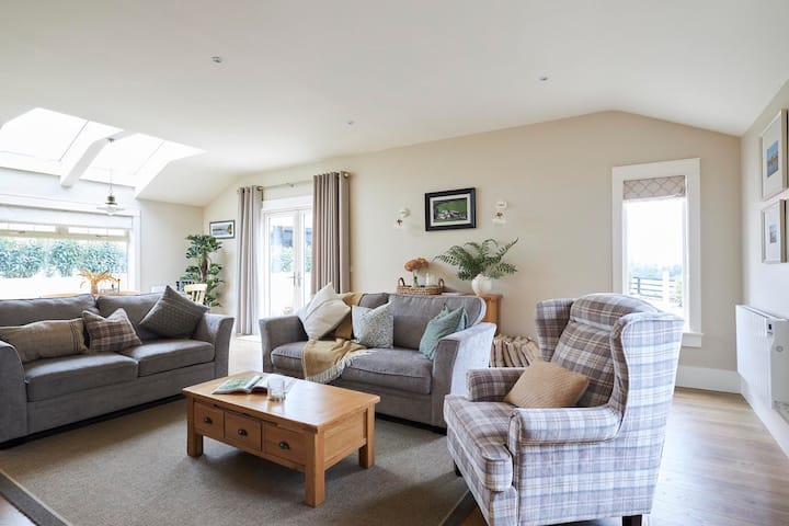 The Lake Lodge  Killaloe Luxurious 5 Star Lodge - 킬럴루