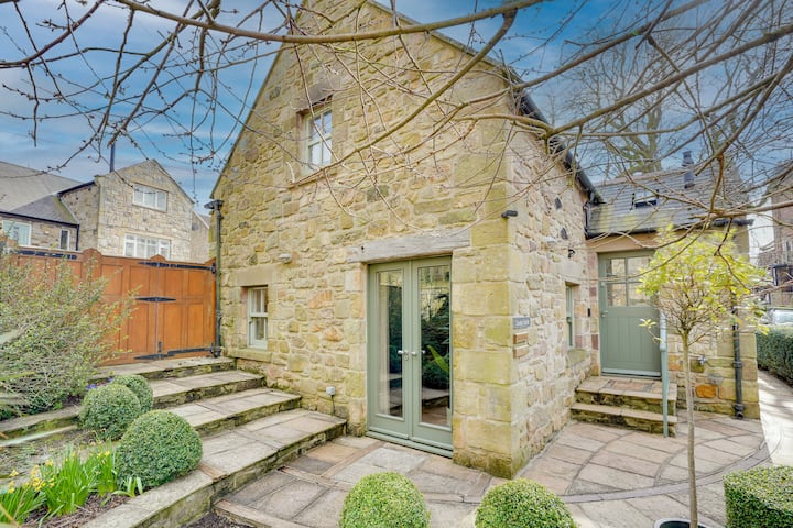 Garden Stable: Luxury Stone Cottage, With Parking - Craster