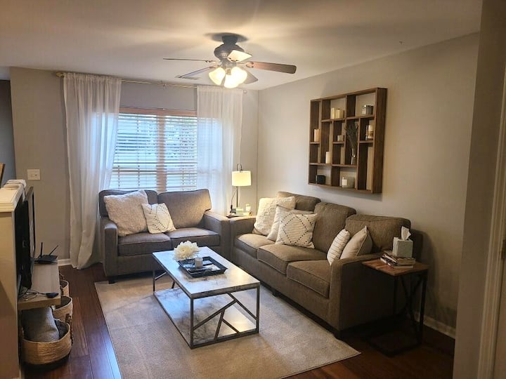 25 Min From Uptown, Cozy Townhouse - Wesley Chapel, NC