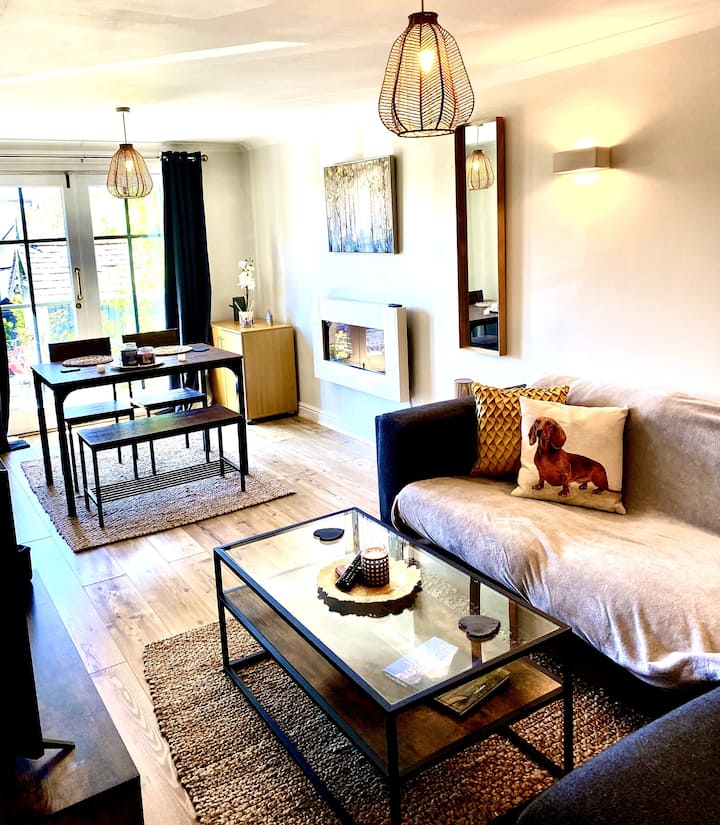 2 Bed Apartment - Parking, Enclosed Patio, Balcony - Windermere