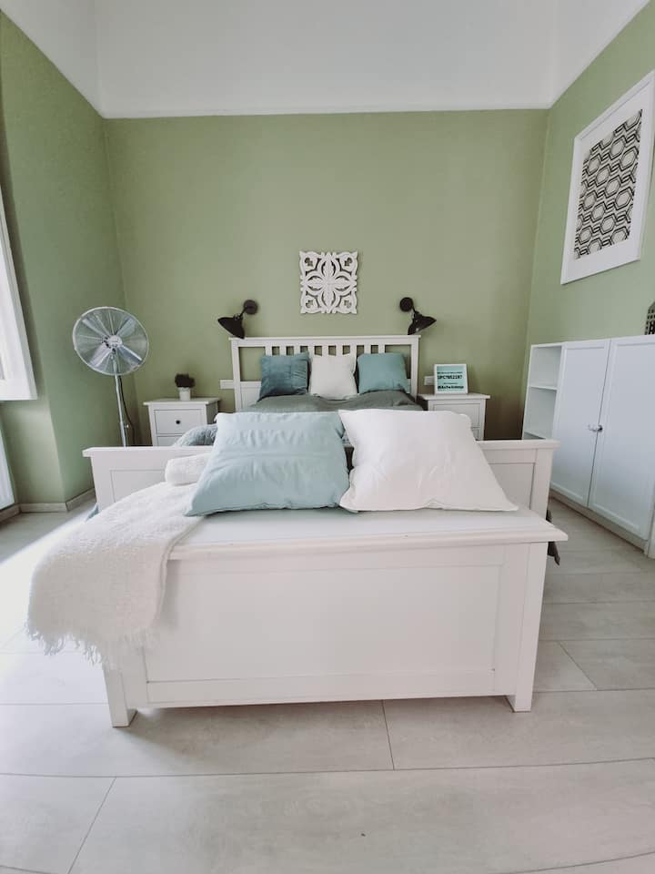 Reposeful Dt Snuggery In A Teeming District - Budapest