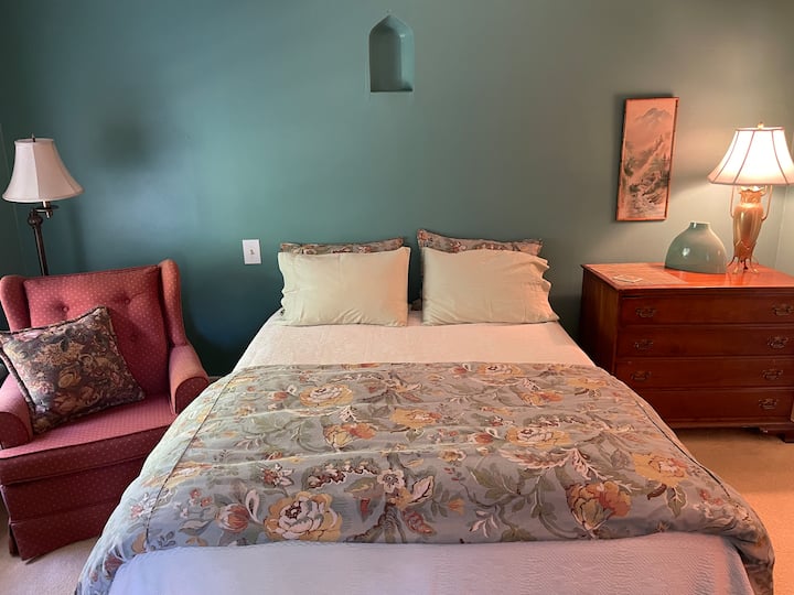 Old World Charm Home. Cozy Queen-sized Bedroom. - Connecticut