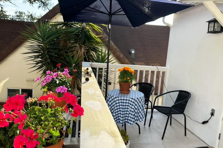 Upper East Sb- Cozy, Charming Furnished Studio - Santa Bárbara, CA