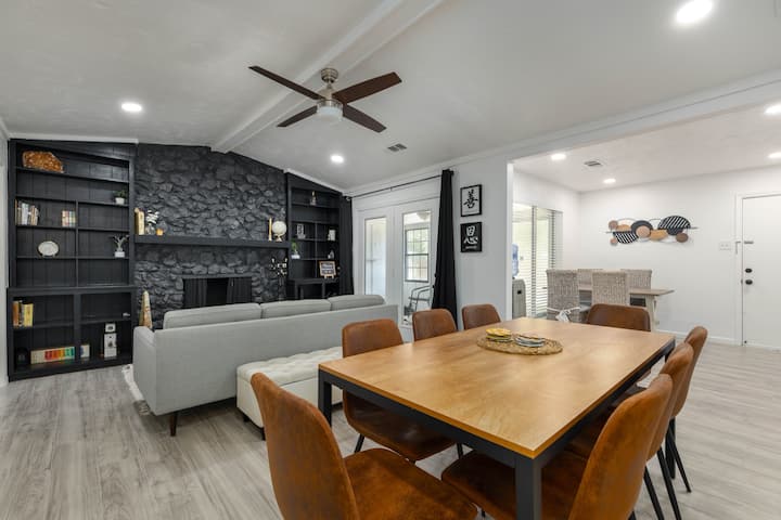 Modern, Spacious Getaway, Sunroom/backyard! - Irving, TX