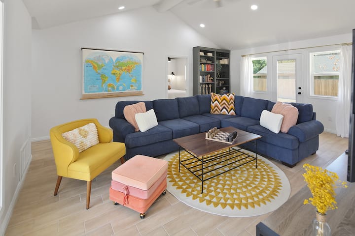 Cheerful Aggieland Getaway!! - College Station, TX