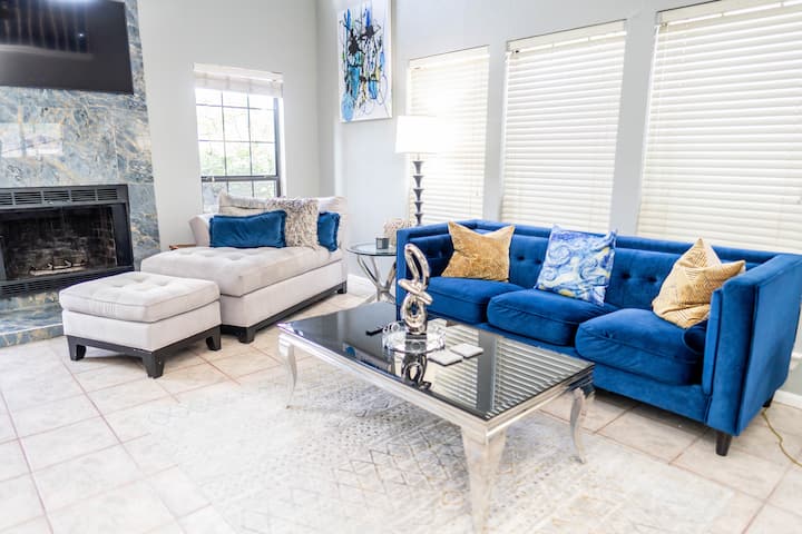 Modern 2-bedroom Home With Loft & Indoor Fireplace - Carrollton, TX