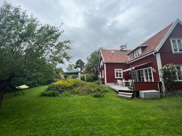 Stort Rymligt Trähus Från 1923 Nära Stad Och Natur - Stockholm
