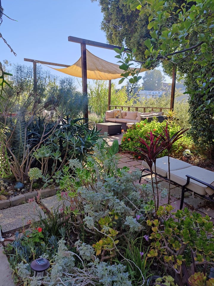 Studio At Misty's Mystical Ranch - Los Angeles, CA