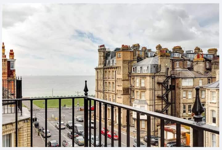 Sunset Sea View Retreat In Hove | Balcony + Beach - Brighton