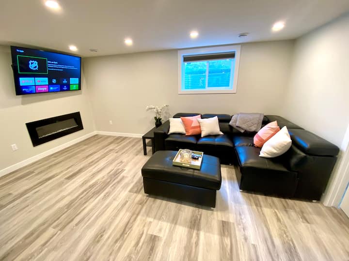 Uofc Walking Distance Legal New Code Suite 3br/2ba - Calgary