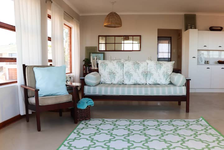 Peaceful 2queen-bedroom Apartment With Ocean Views - Jeffreys Bay