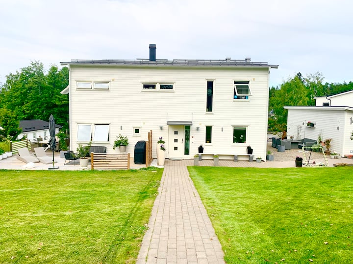 Trevlig Villa Med Bubbelpool - Stockholm