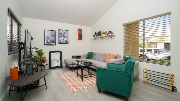 Stylish Home Mins From Lv Strip - Las Vegas Harry Reid Airport (LAS)