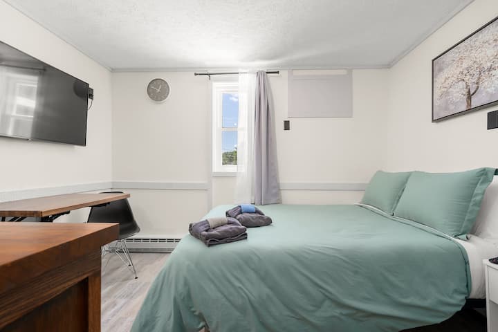 Dt Tc Suite I Queen Bed I Walk Bars + Shops - Traverse City