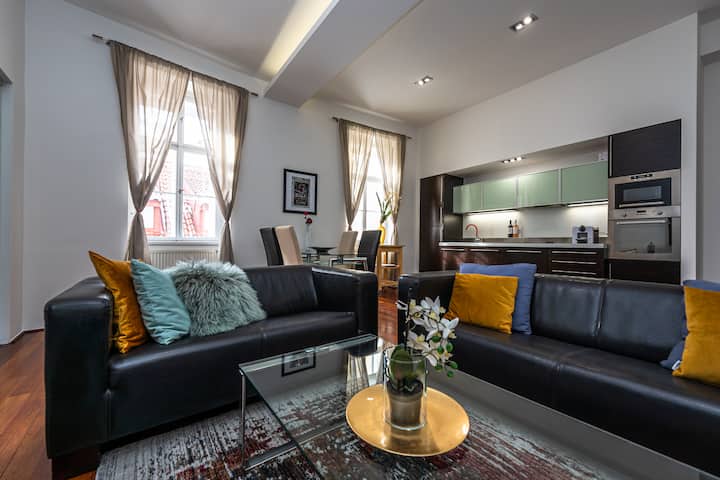 Spacious Elegant Apartment At The Old Town Square - Prága