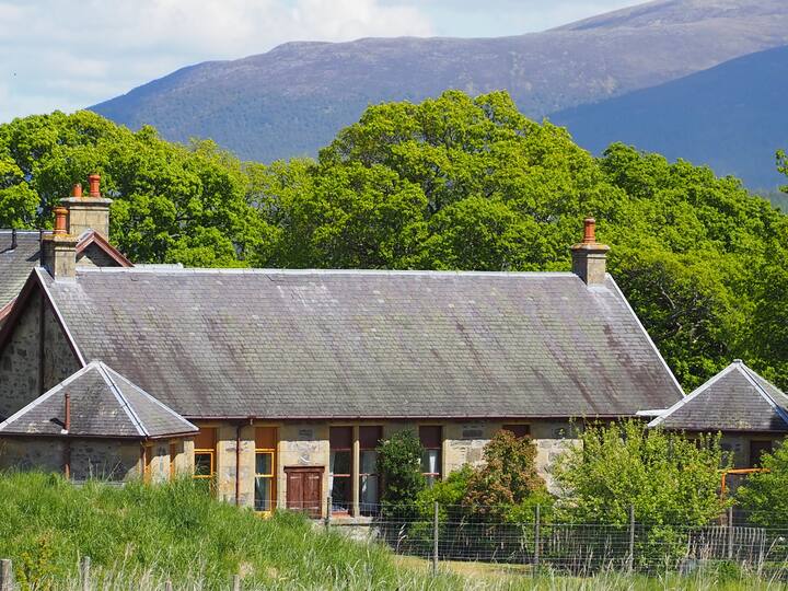 Historic 1 Bedroom Cottage In The Caingorms - Kingussie