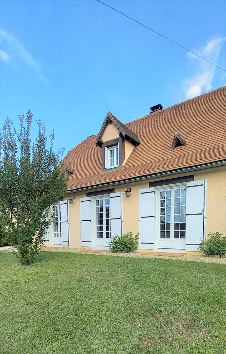 Maison Fleurie Au Coeur D'un Village Du Périgord - Dordogne