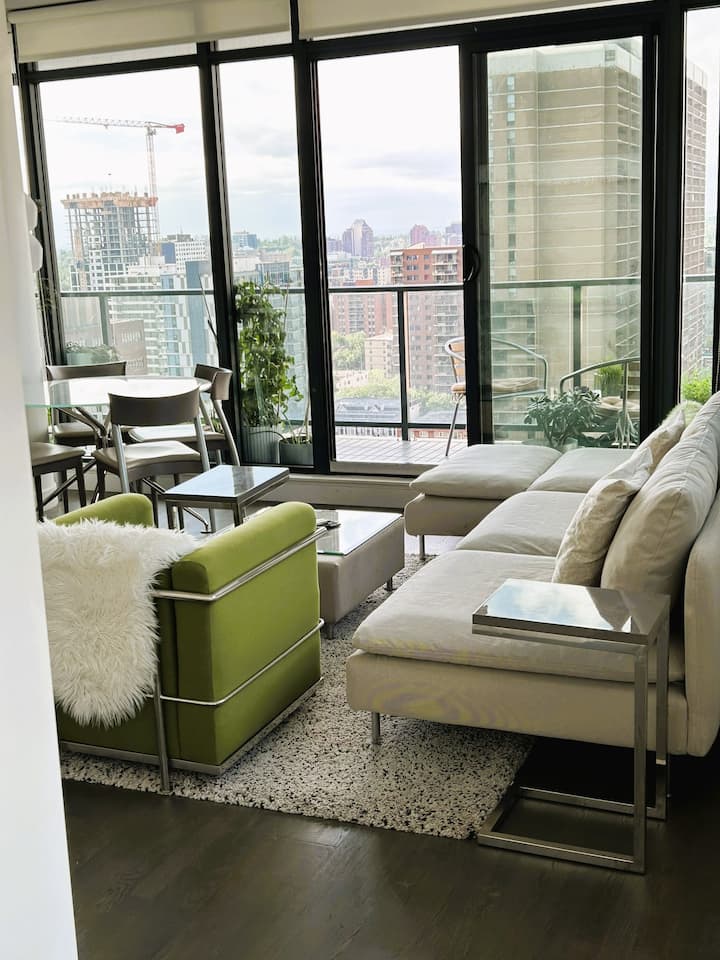 Downtown Condo With Huge Balcony - Calgary