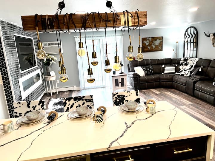 Cowchella Luxury Penthouse W/garage & Fireplace - Appleton, WI